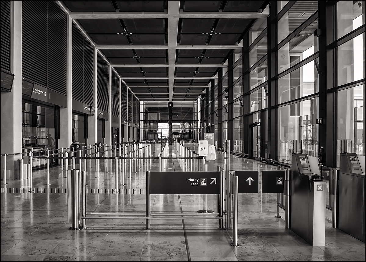 Priority Lane Foto & Bild | spezial, monochrome, architektur Bilder auf ...