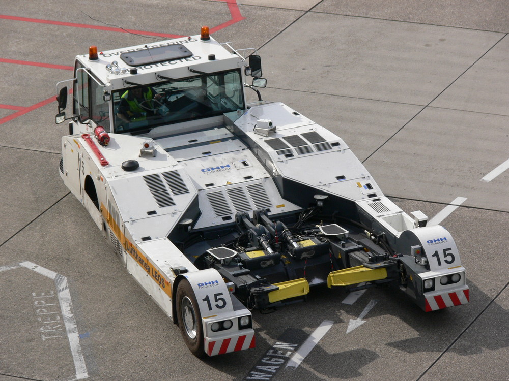 Push-Back Fahrzeug Düsseldorf International Foto & Bild | autos ...