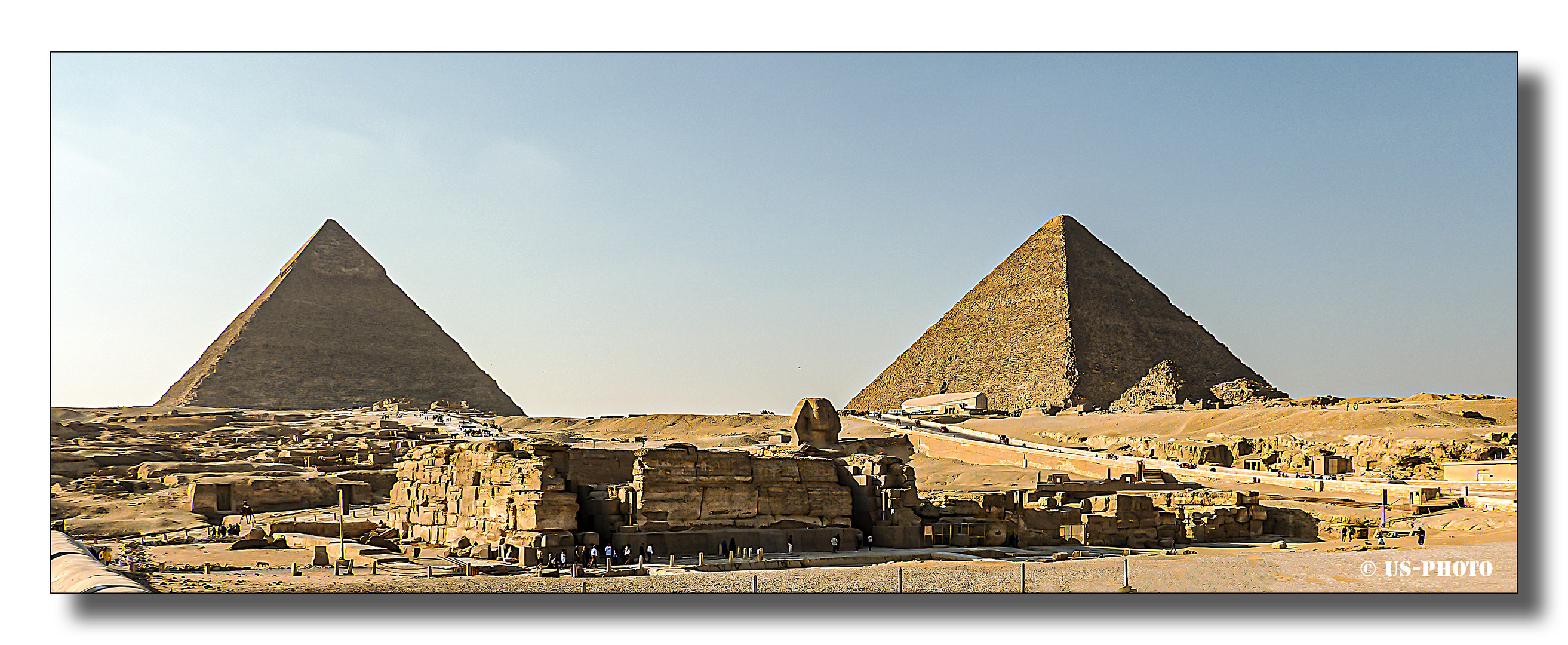 Pyramiden von Gizeh mit der Sphinx in der Mitte Foto & Bild ...