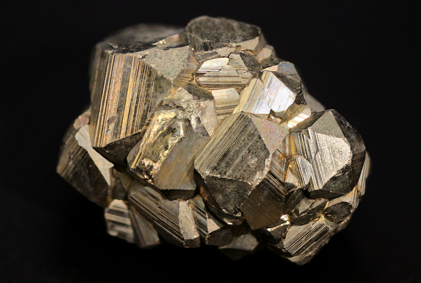 Pyrit - Kombination aus Pentagondodekaeder mit Oktaeder Foto & Bild ...