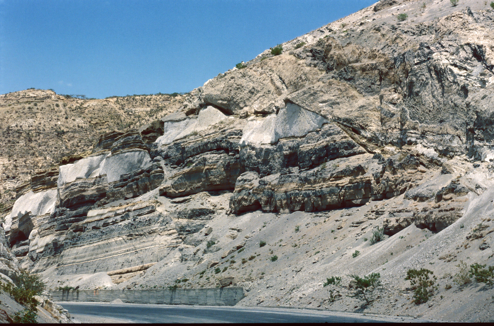 Pyroklastische Serien an der Straße Guayllabamba-Tabacundo (Ecuador ...