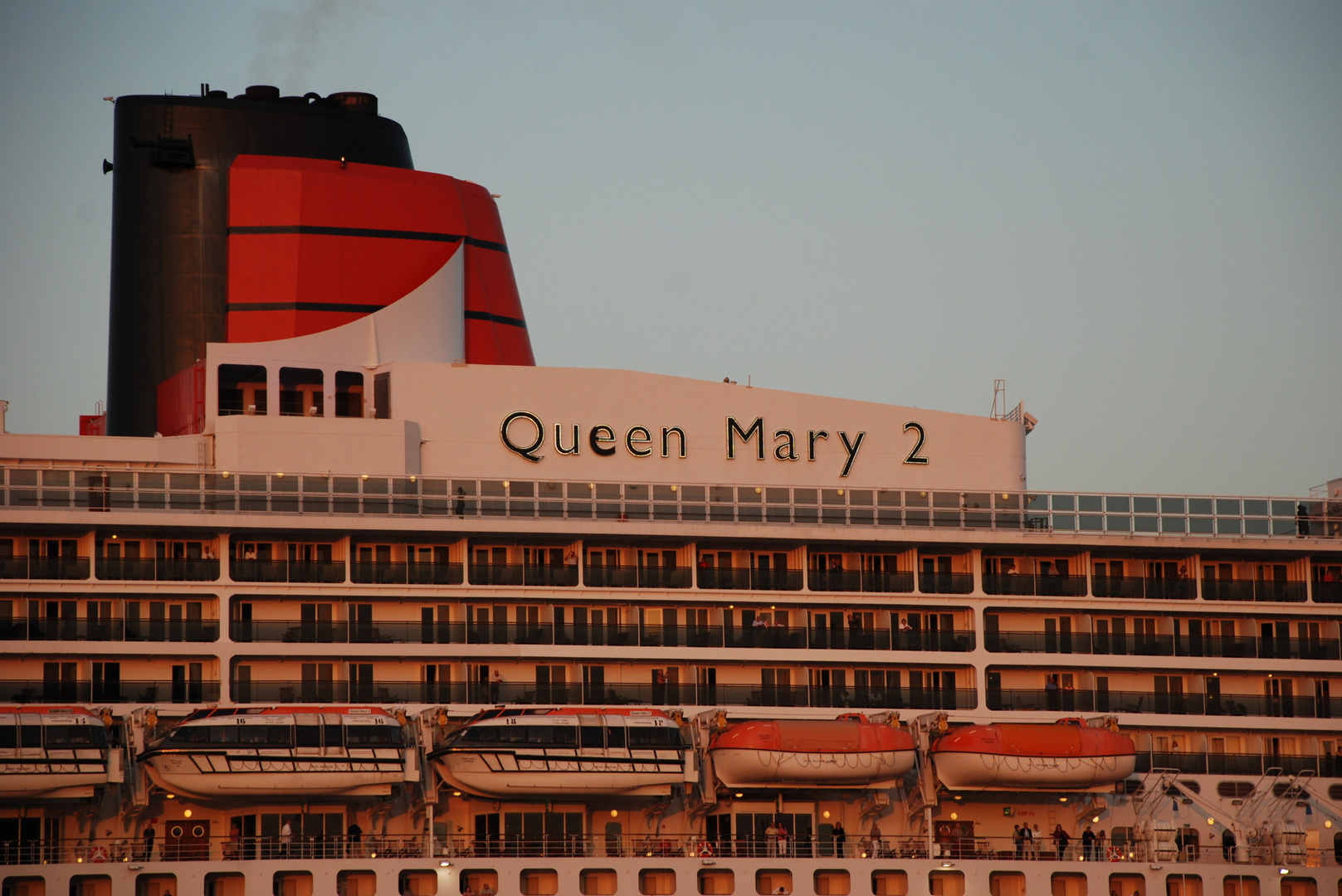 QM2 im Morgenlicht Foto & Bild | schiffe und seewege, motorschiffe ...