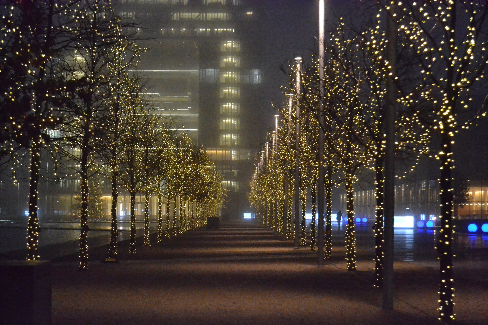 Quartier bei Nebel Foto & Bild | architektur, architektur bei nacht ...