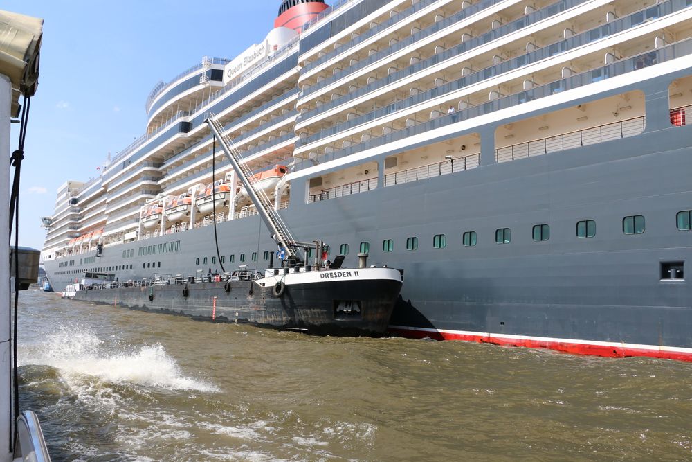 Queen Elizabeth wird betankt Foto & Bild | verkehr, fahrzeuge, motive ...