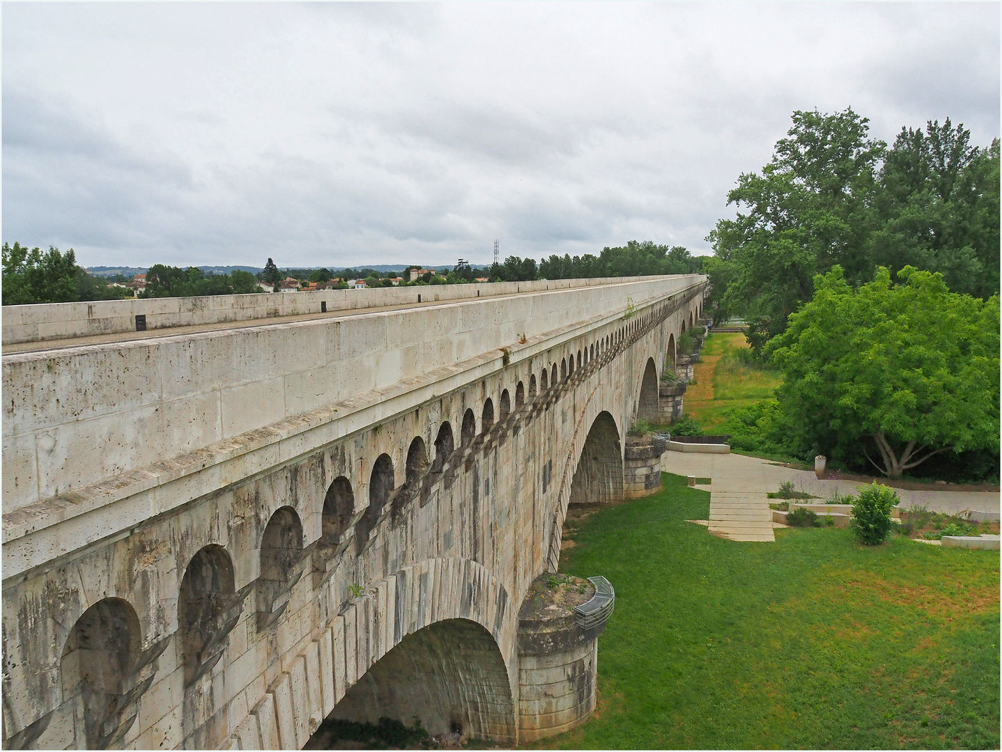 Quelques-unes des 22 piles du Pont-Canal photo et image | frankreich ...