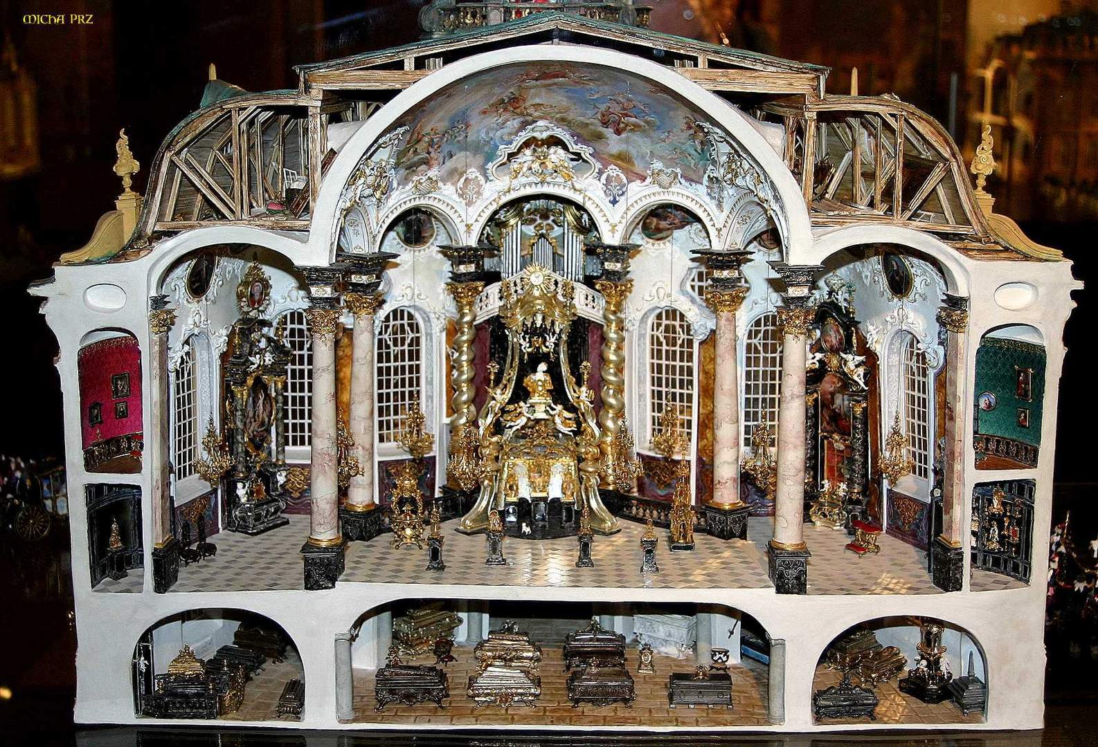 Querschnitt durch eine Kirche mit Gruft Foto & Bild | kunstfotografie ...