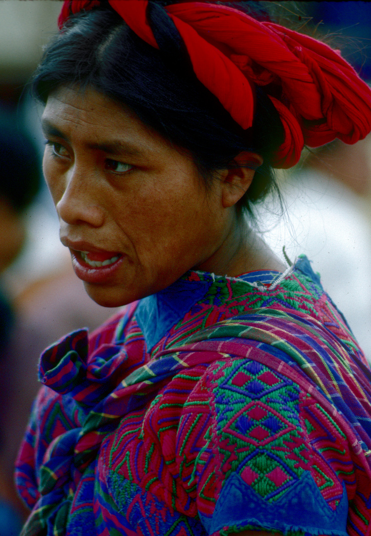 Quiche-Frau im traditionellen Kleid Foto & Bild | north america ...