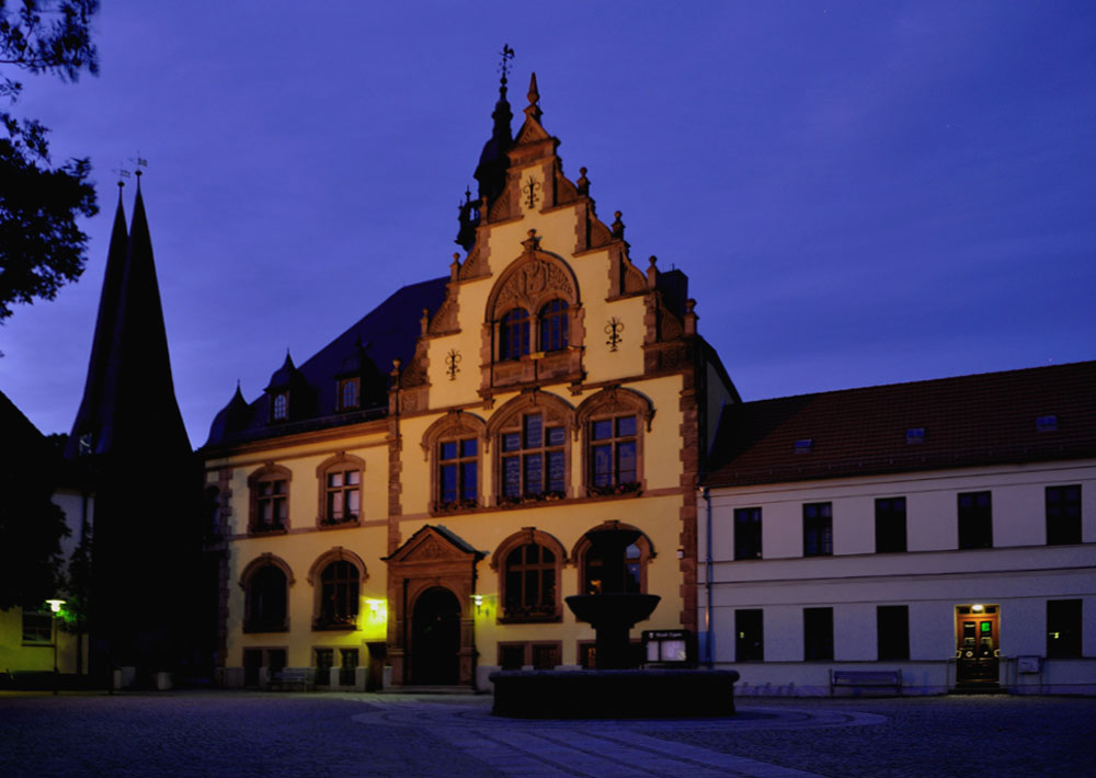 Rathaus Egeln Foto & Bild | architektur, architektur bei nacht, nachtaufnahmen Bilder auf ...
