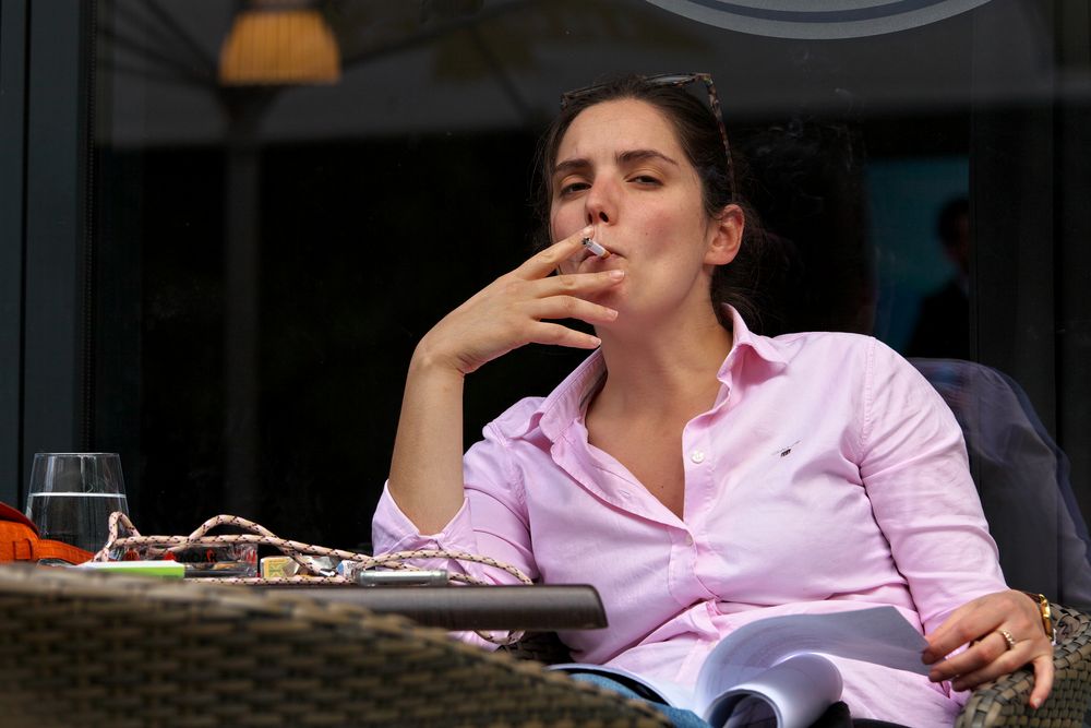 Raucherin mit Blickkontakt .... Foto & Bild | fotokunst, emotionen ...