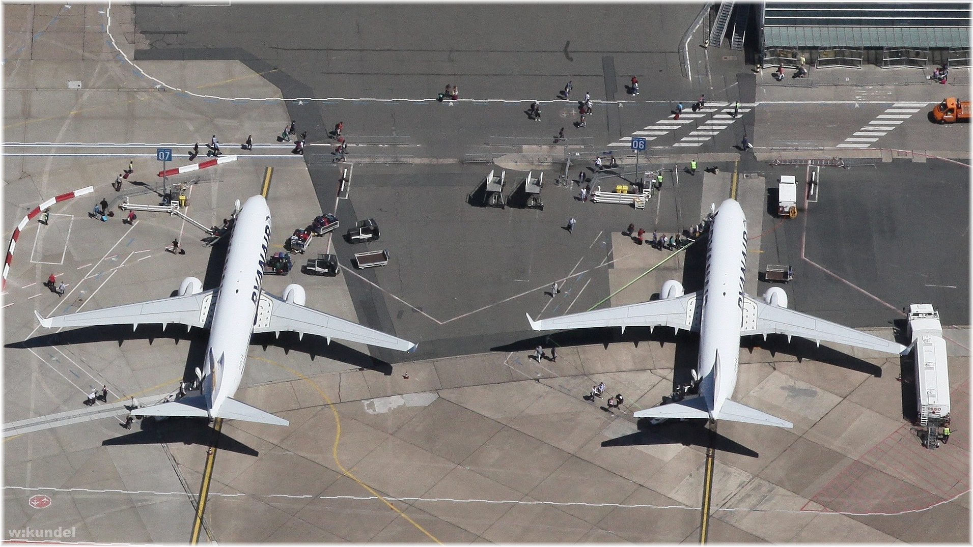 Raus- und Reinfliegen (Luftbild) Foto & Bild | flughafen, bremen ...