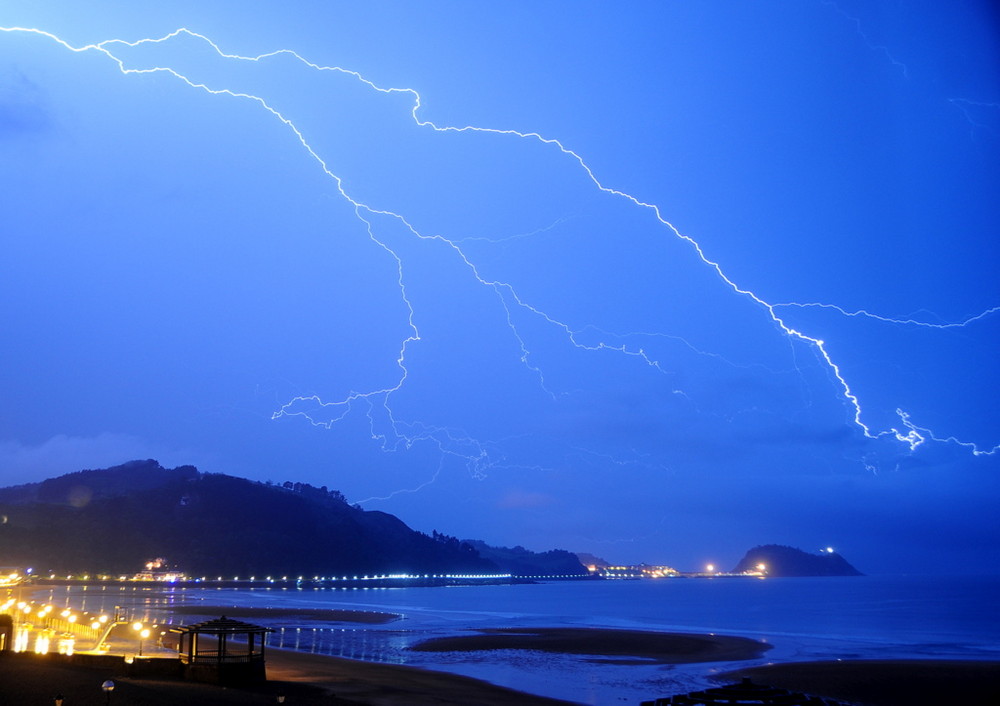 Rayos y Truenos en Zarautz Imagen & Foto | arte y cultura, motivos ...
