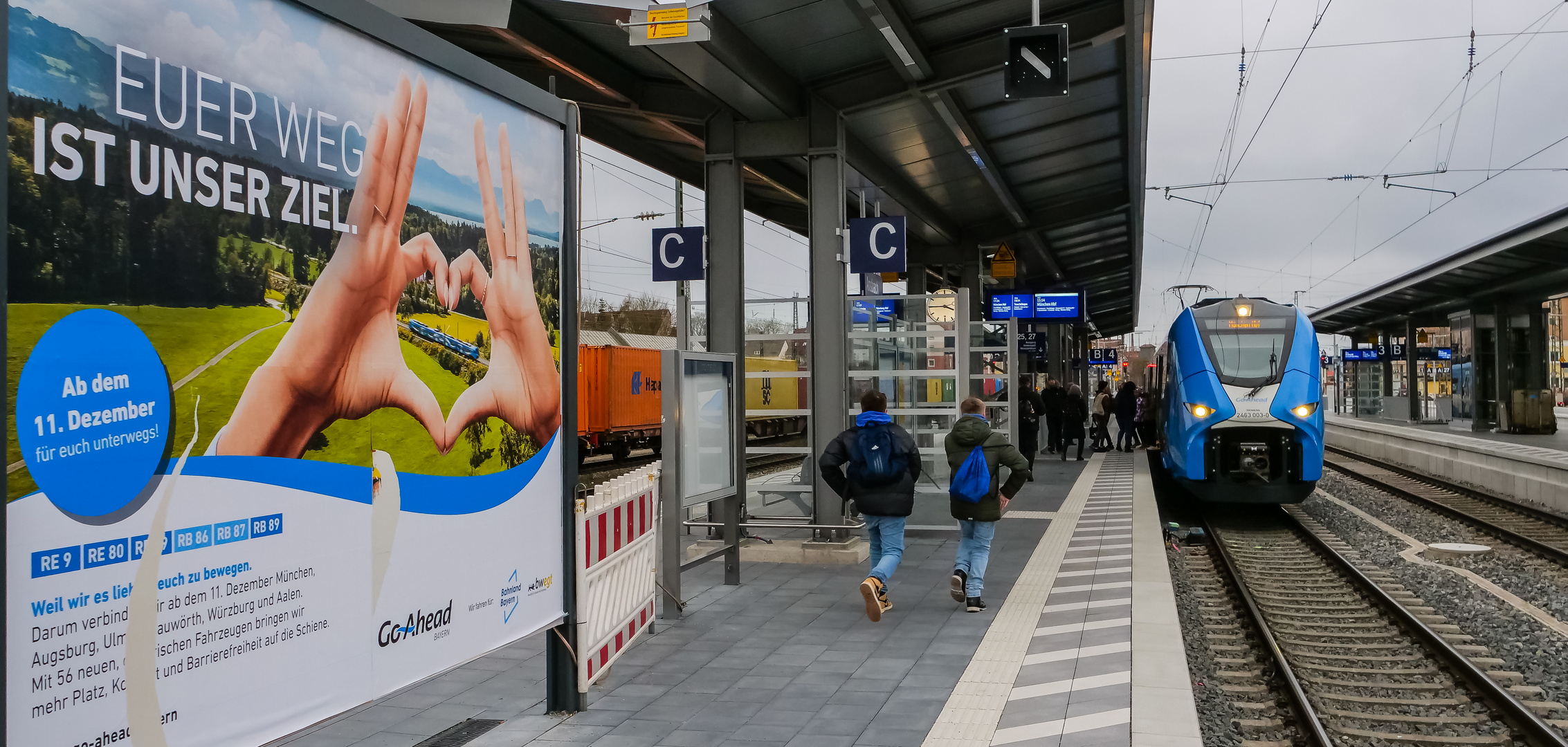 RE 80 Würzburg - München Foto & Bild | blau, bahnsteig, werbung Bilder ...