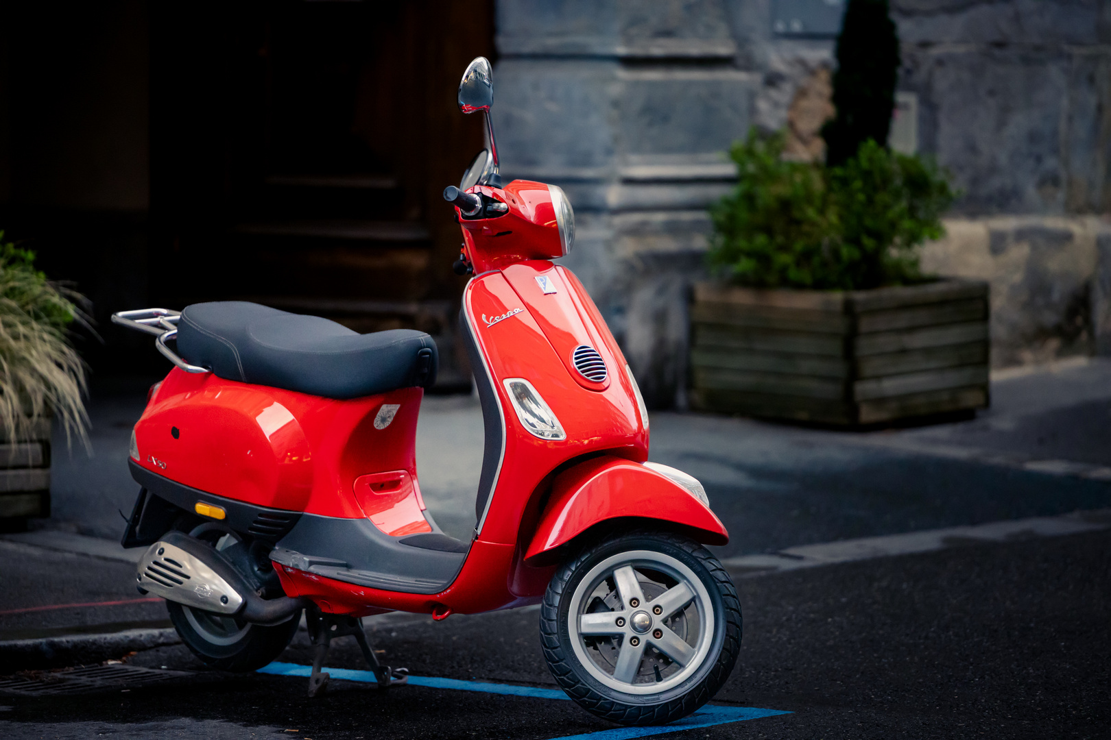 Red Vespa Foto & Bild | autos & zweiräder, motorräder, scooter Bilder ...