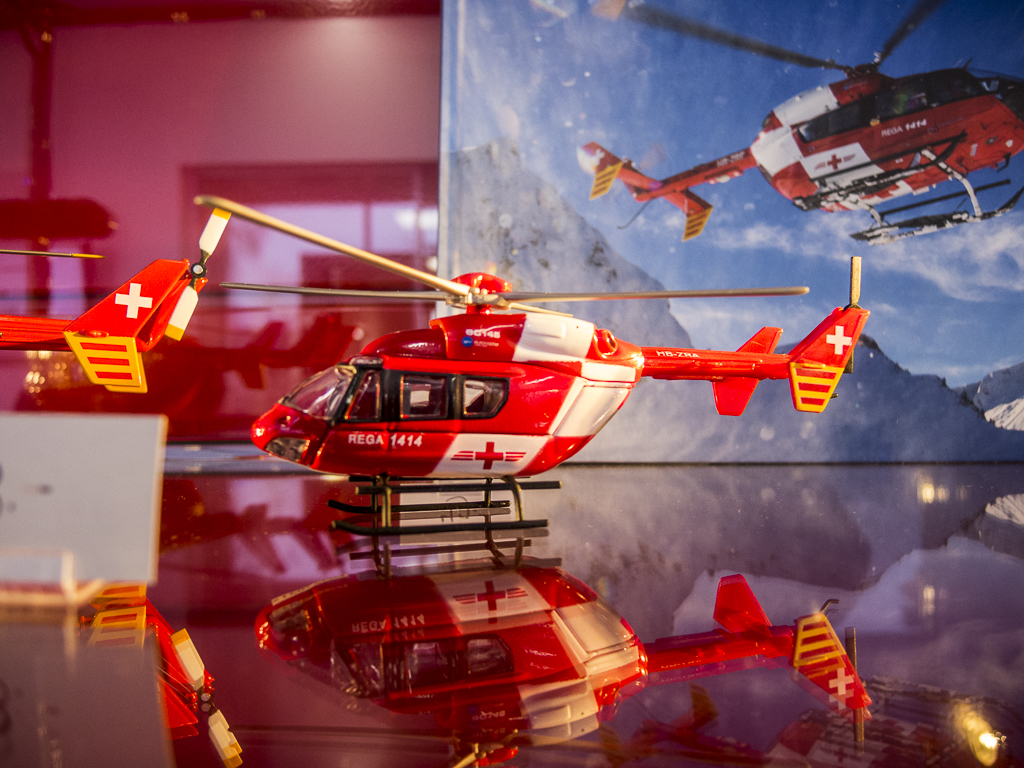 REGA Zentrale Zürich Foto & Bild | world, spezial, rot Bilder auf ...