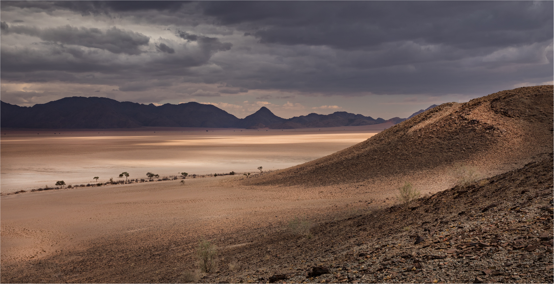 Regen über der Wüste Foto & Bild | bäume, wolken, licht Bilder auf ...
