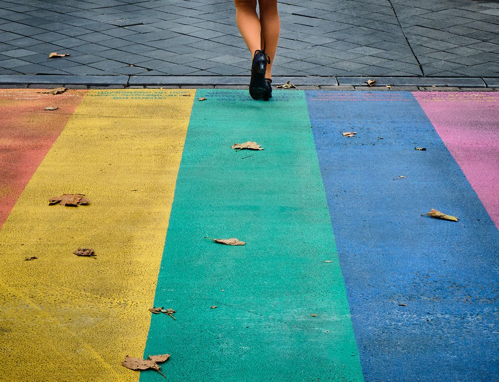 Regenbogen-Zebrastreifen Foto & Bild | europe, benelux, streetfotografie mit menschen Bilder auf ...