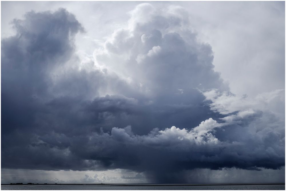 Regenwolke über den Halligen Foto & Bild | europa, nordsee, nordstrand ...
