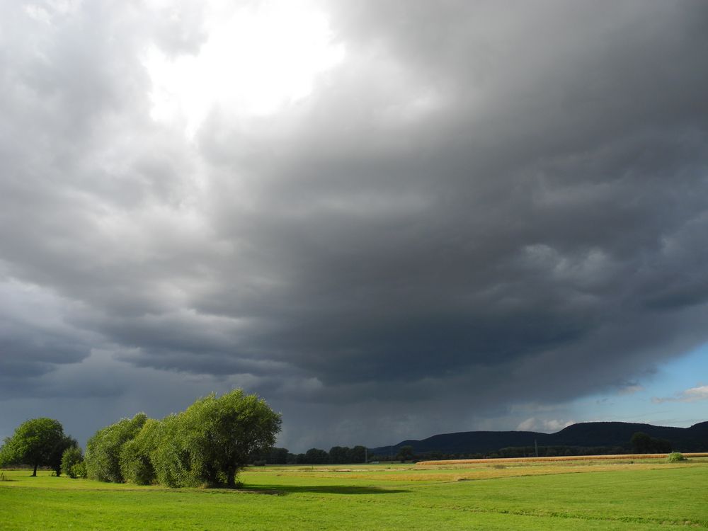 Regenwolken über dem Tal Foto & Bild | wetter, natur Bilder auf ...