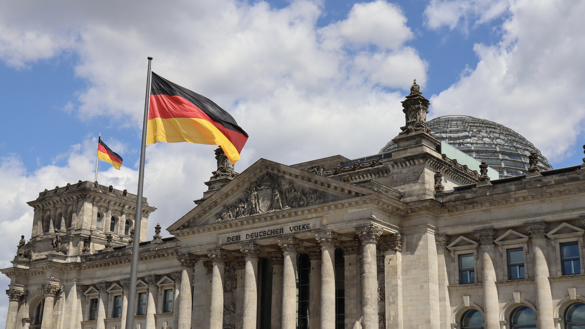 Reichstag mit Flaggen Foto & Bild | foto des jahres: architektur ...