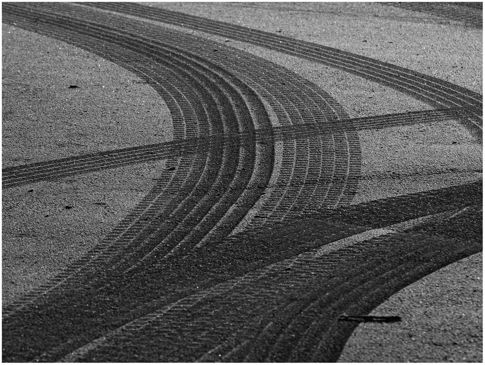 Reifenspuren ... Foto & Bild | fotokunst, monochrome fine art ...