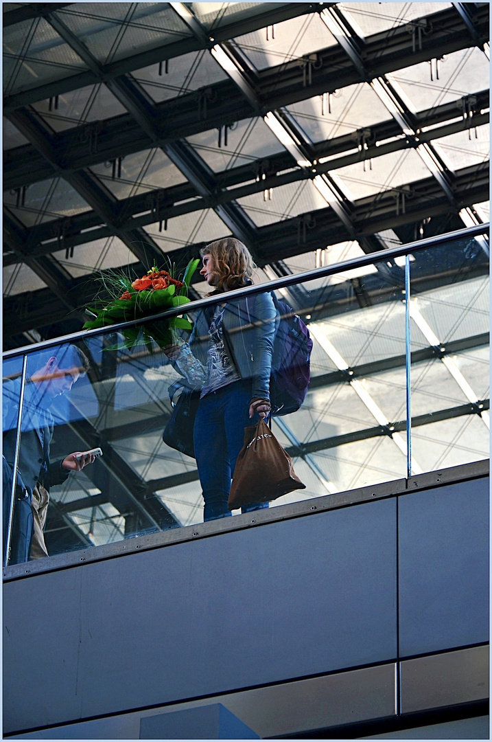 Reisende mit Blumenstrauß Foto & Bild | architektur, erwachsene menschen, streetfotografie mit ...