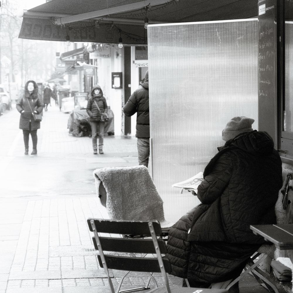 Resilienz (in Schwarzweiß) Foto & Bild | streetfotografie mit menschen, streetfotografie, im ...