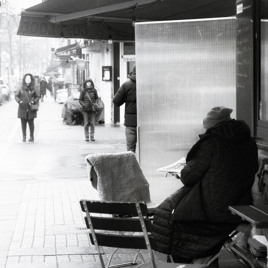 Resilienz (in Schwarzweiß) Foto & Bild | streetfotografie mit menschen, streetfotografie, im ...