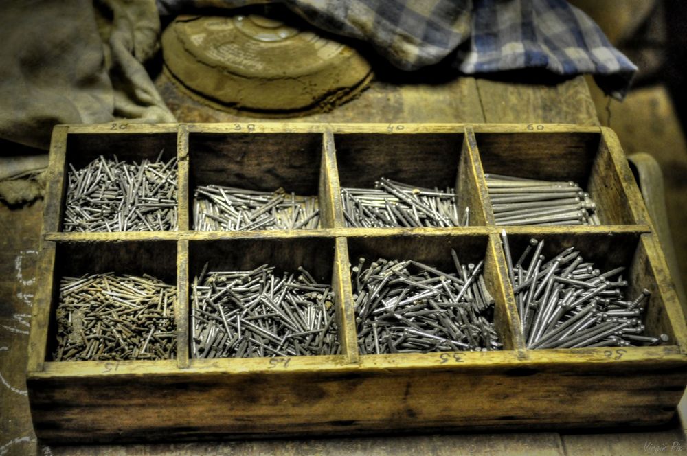 Rester dans les clous photo et image | nature morte, life and live ...