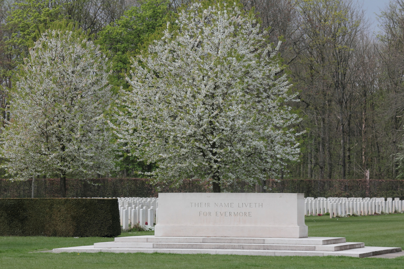 Rheinberg War Cemetery - Britischer Ehrenfriedhof am Niederrhein Foto ...