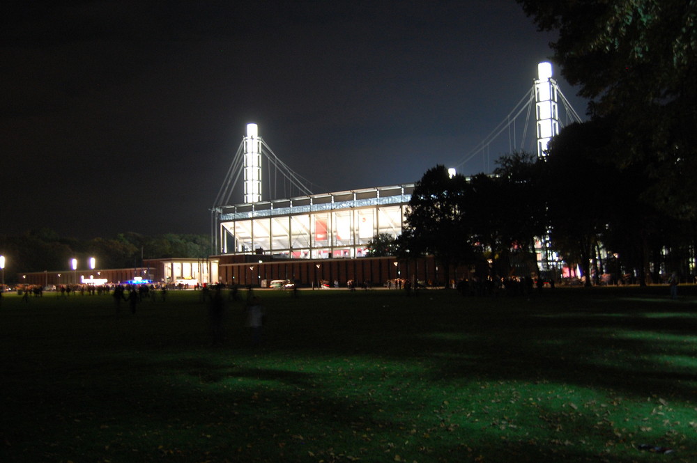 RheinEnergie Stadion Foto & Bild | architektur, architektur bei nacht ...