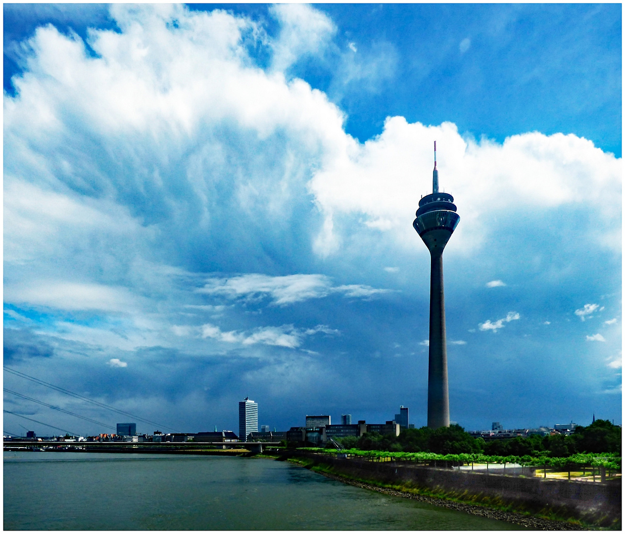 Rheinturm Düsseldorf Foto & Bild | world, deutschland, westfalen Bilder ...
