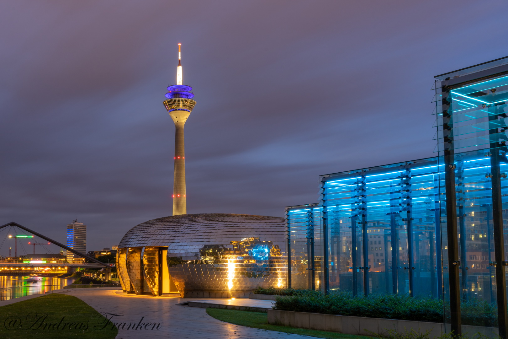 Rheinturm Düsseldorf Foto & Bild | architektur, architektur bei nacht ...