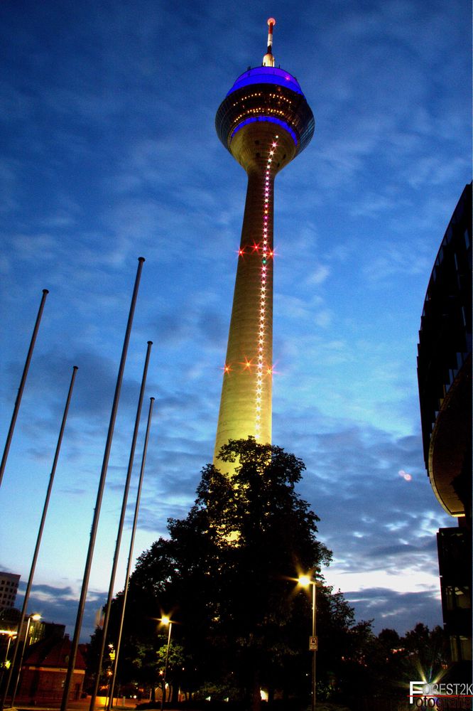 Rheinturm Düsseldorf Foto & Bild | architektur, architektur bei nacht ...