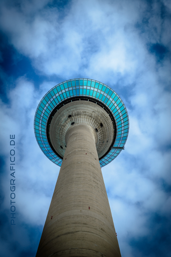 Rheinturm in Düsseldorf Foto & Bild | architektur, architektur bei ...
