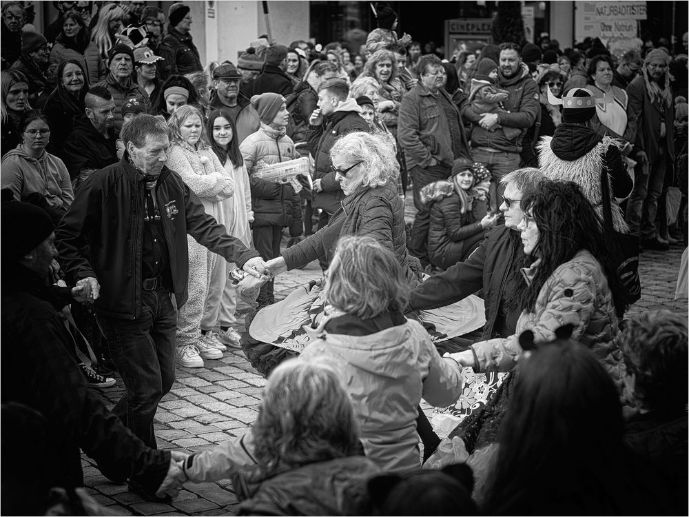 »Rhythm Is a Dancer…« – Narrische beim Faschingsumzug Foto & Bild | erwachsene menschen ...