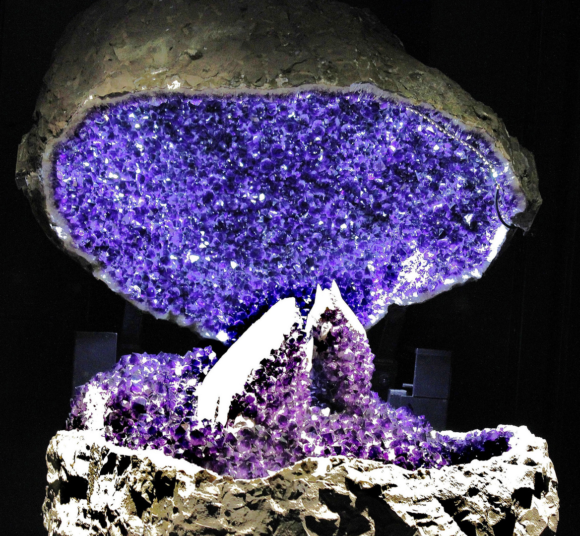 Riesen Amethyst-Druse mit Kalzit-Spitzen Foto & Bild ...