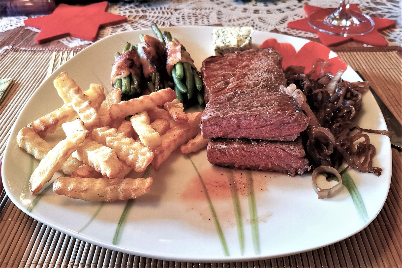 Rindersteak mit Zwiebeln in Rotweinsauce und Speckbohnen Foto & Bild ...