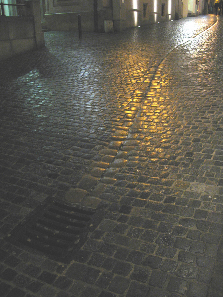 Rinnstein Kramgasse zu Regensburg Foto & Bild | architektur, straßen ...