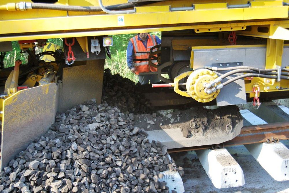 RM 95-800 W (5) der gereinigte Schotter fällt wieder ins Gleis Foto ... RM 95-800 W (5) der gereinigte Schotter fällt wieder ins Gleis Foto ...