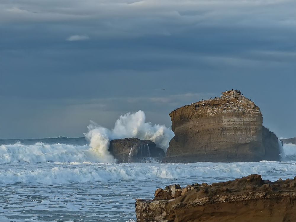 rocher "la roche ronde" assalli par les vagues Biarritz photo et image ...