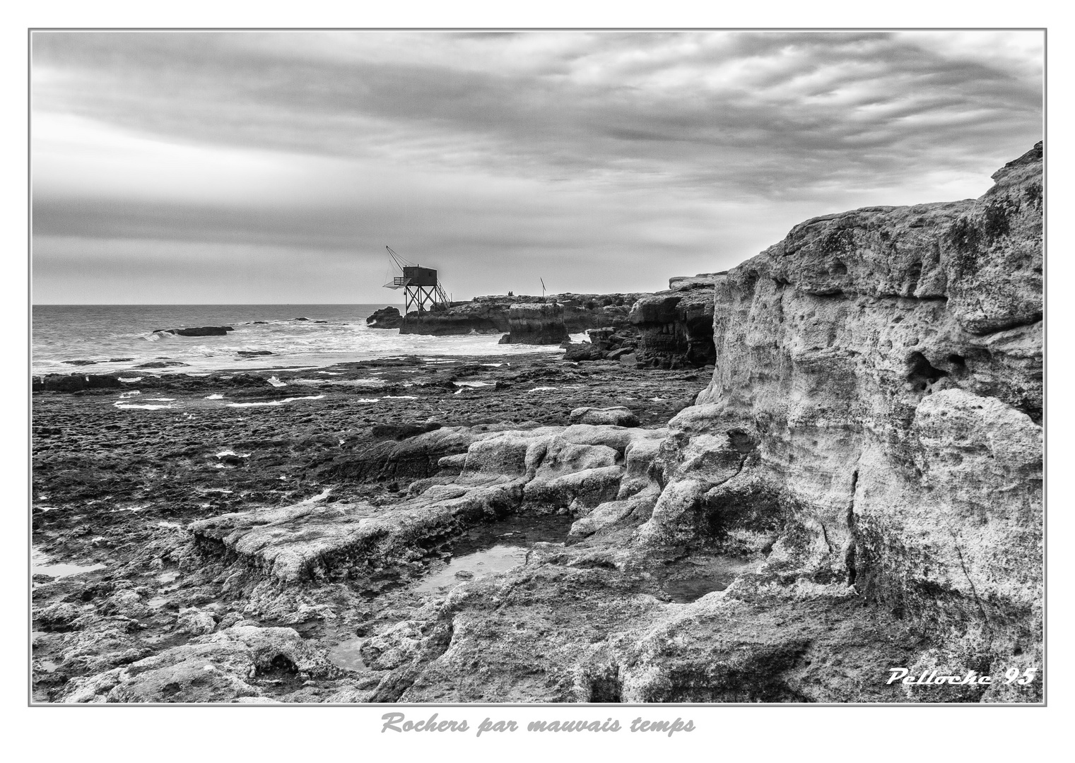 Rochers par mauvais temps photo et image | noir et blanc, océan ...