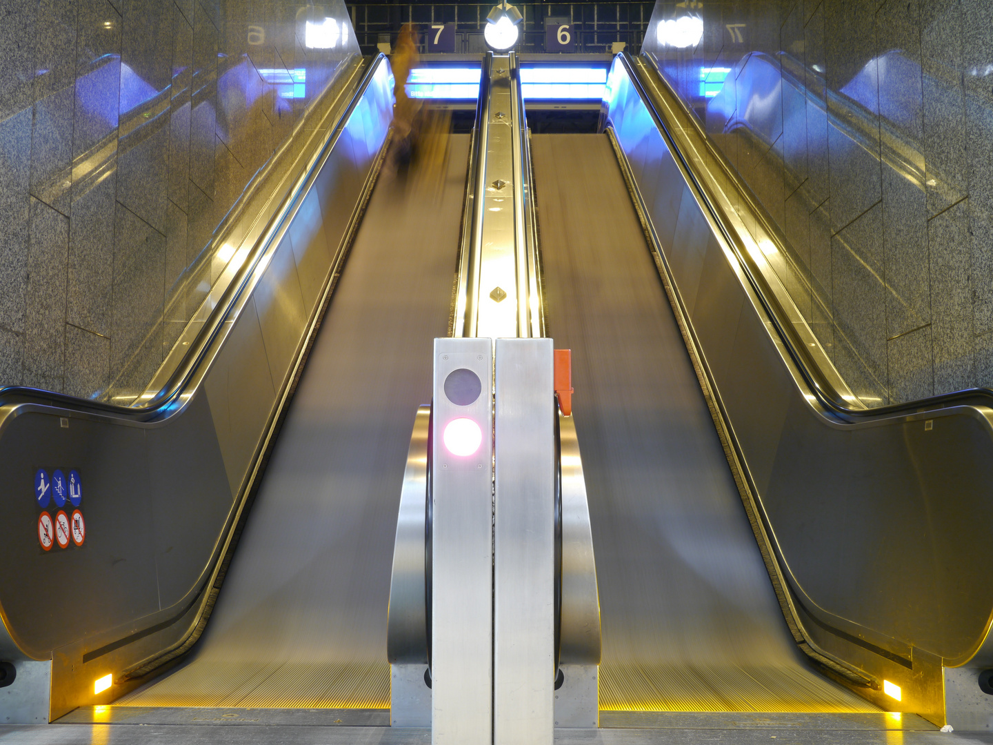Rolltreppe am Hbf Köln Foto & Bild | architektur, architektur bei nacht ...