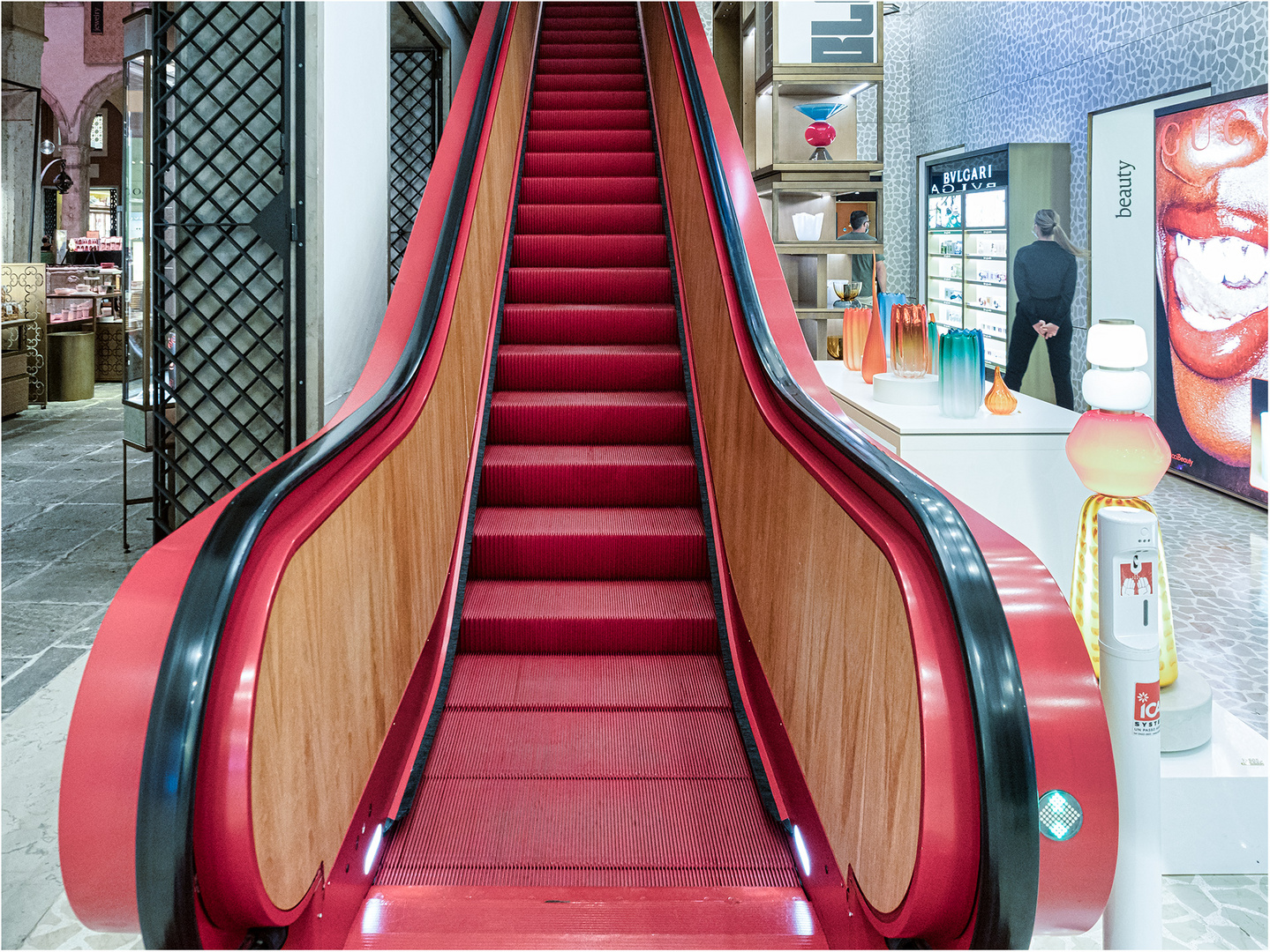 Rolltreppe im..... Foto & Bild | red, rot, wasser Bilder auf fotocommunity