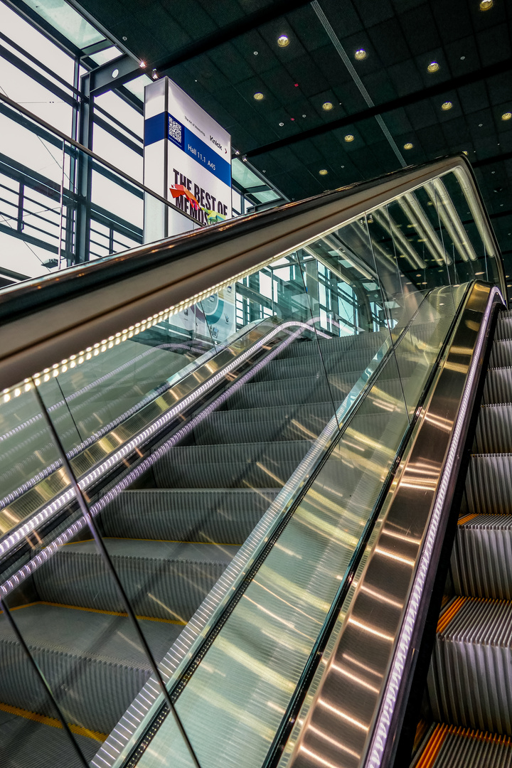 Rolltreppe nach oben! Foto & Bild | deutschland, europe, hessen Bilder ...