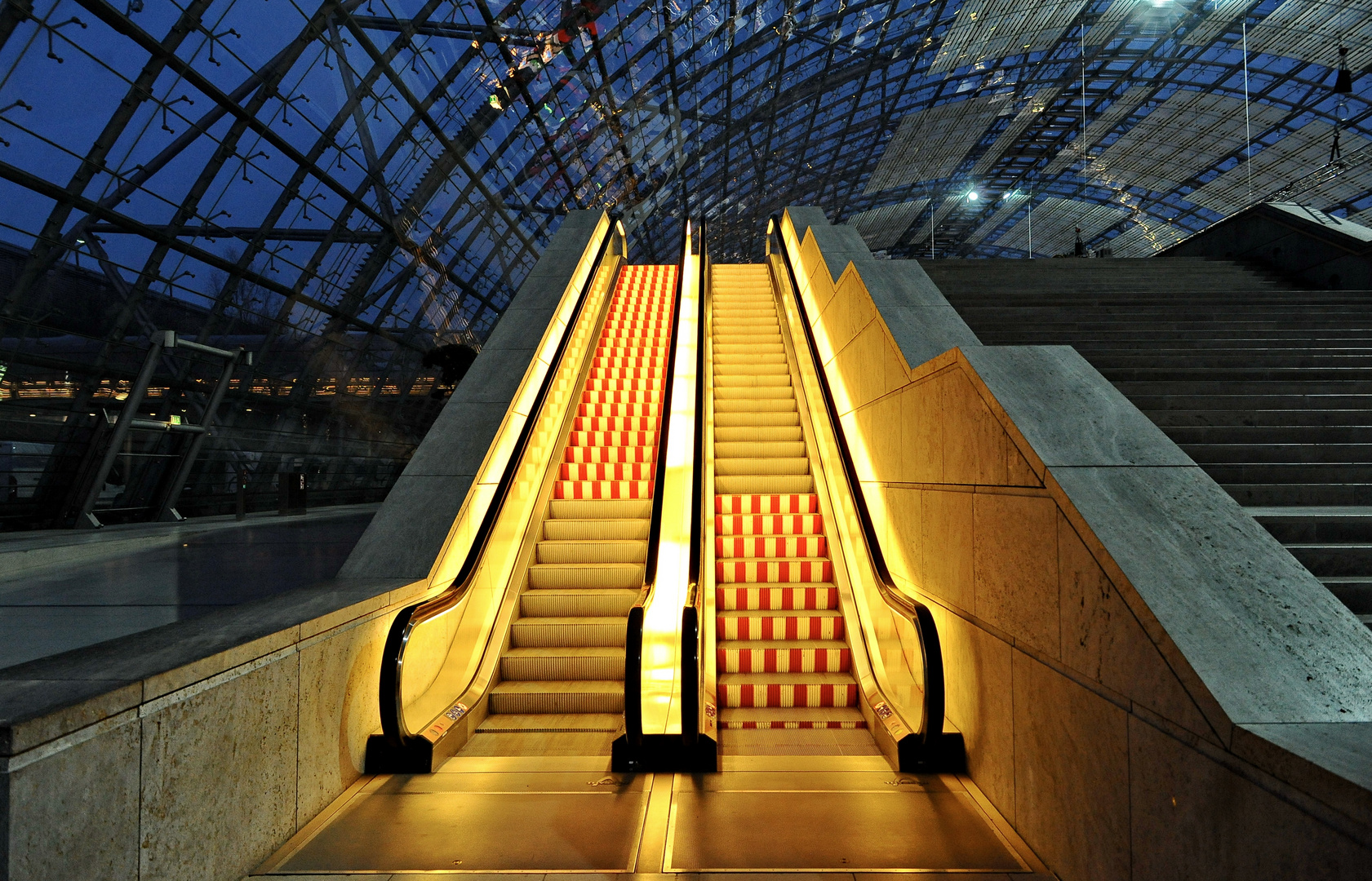Rolltreppe - überarbeitete Version Foto & Bild | architektur, treppen ...