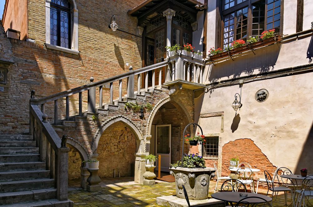 Romantischer Hinterhof Foto & Bild | fenster, marodes, venedig Bilder ...