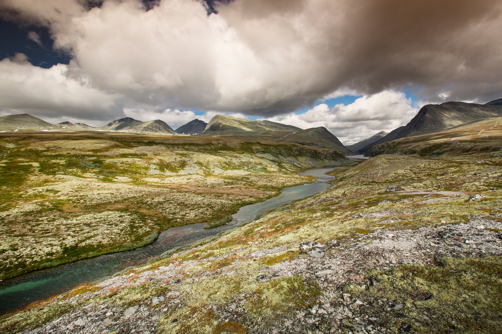 Rondane Nationalpark mit Bergen und Fluss Foto & Bild | landschaft ...