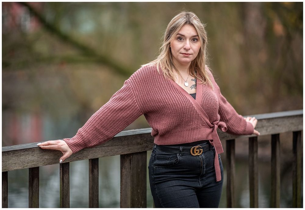 Ronja am Holzgeländer Foto & Bild | ronja Bilder auf fotocommunity