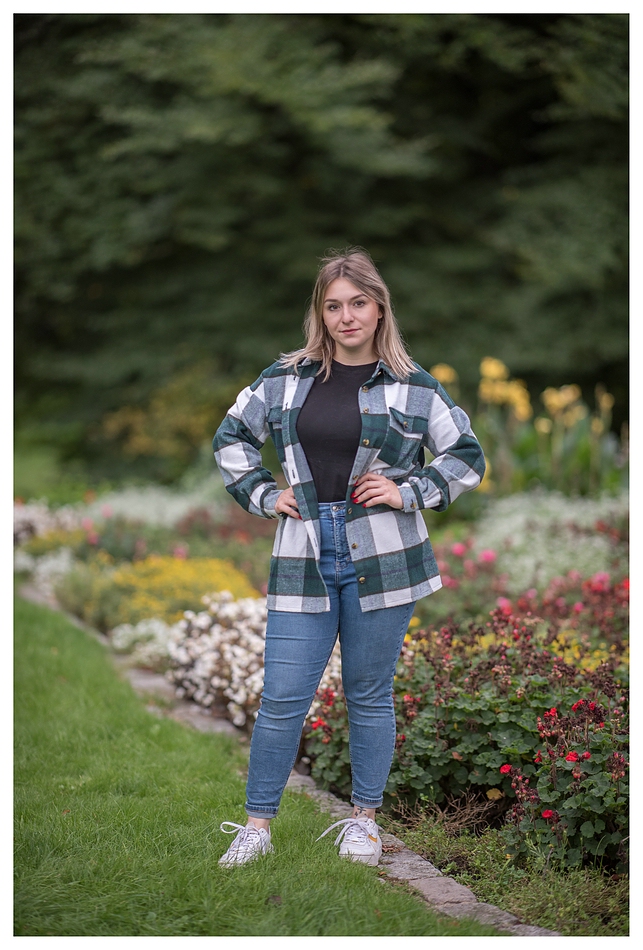 Ronja neben den Blumen Foto & Bild | ronja Bilder auf fotocommunity