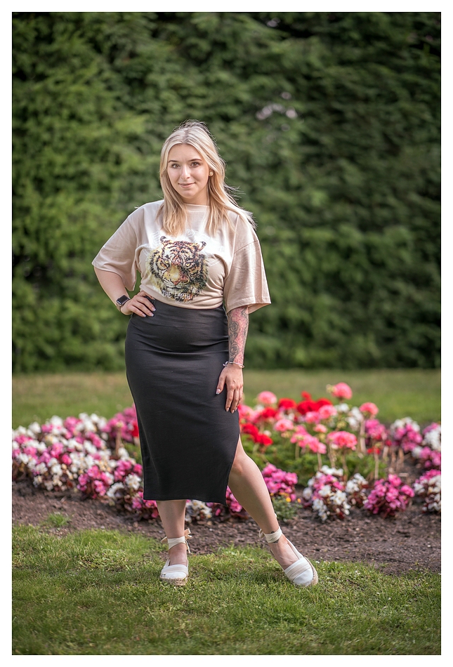 Ronja vor Blümchen Foto & Bild | ronja Bilder auf fotocommunity